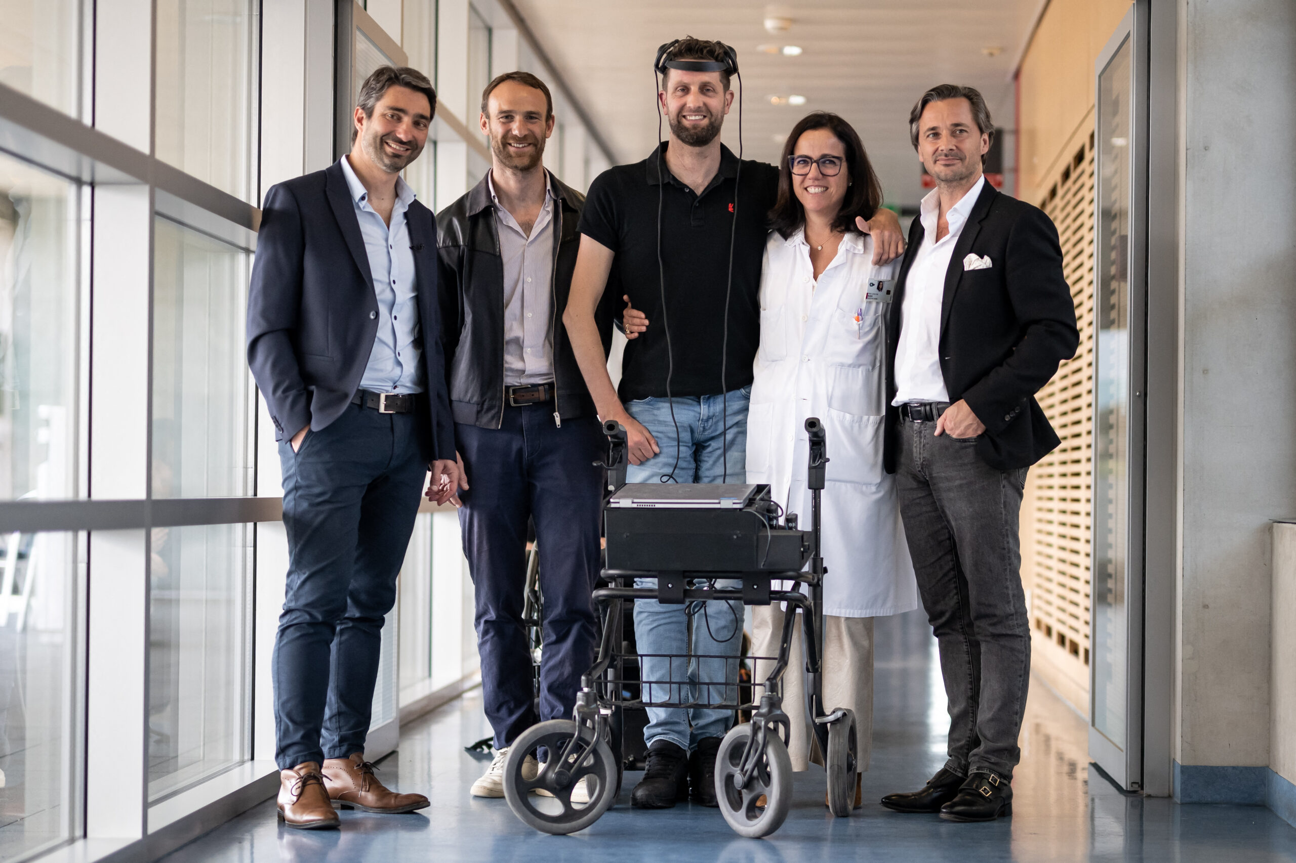 Un hombre parapléjico logró caminar de nuevo gracias a dos implantes ...