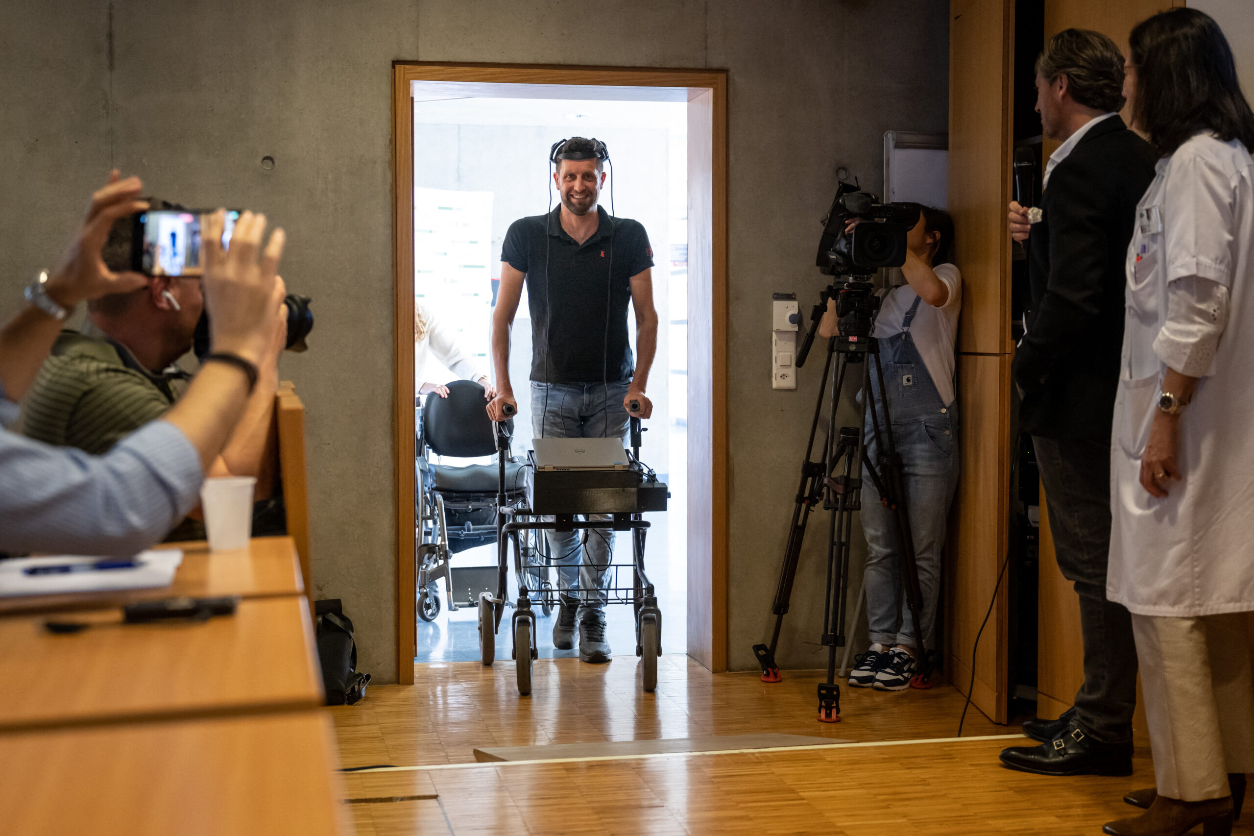 Un hombre parapléjico logró caminar de nuevo gracias a dos implantes ...