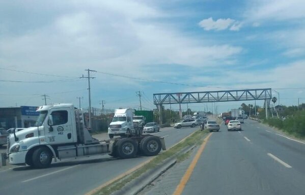 Reportan bloqueos en Nuevo Laredo, Tamaulipas; alcaldesa pide no salir a las calles