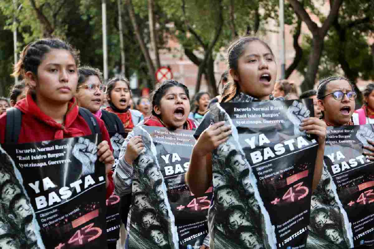 9 años de Ayotzinapa: familiares marchan y gritan frente a Palacio su ...