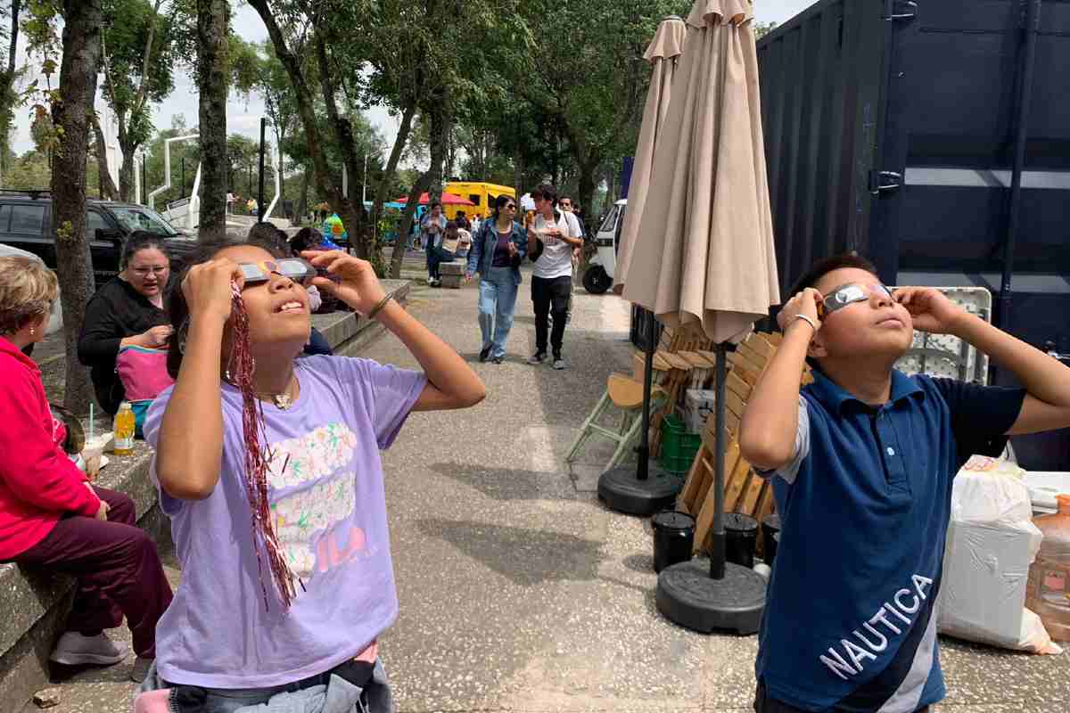 Visores, filtros y telescopios: así vieron el eclipse solar en las ...