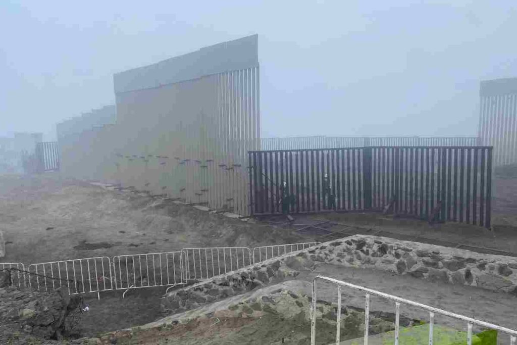 Activistas se encadenan en el muro fronterizo en Tijuana en protesta ...