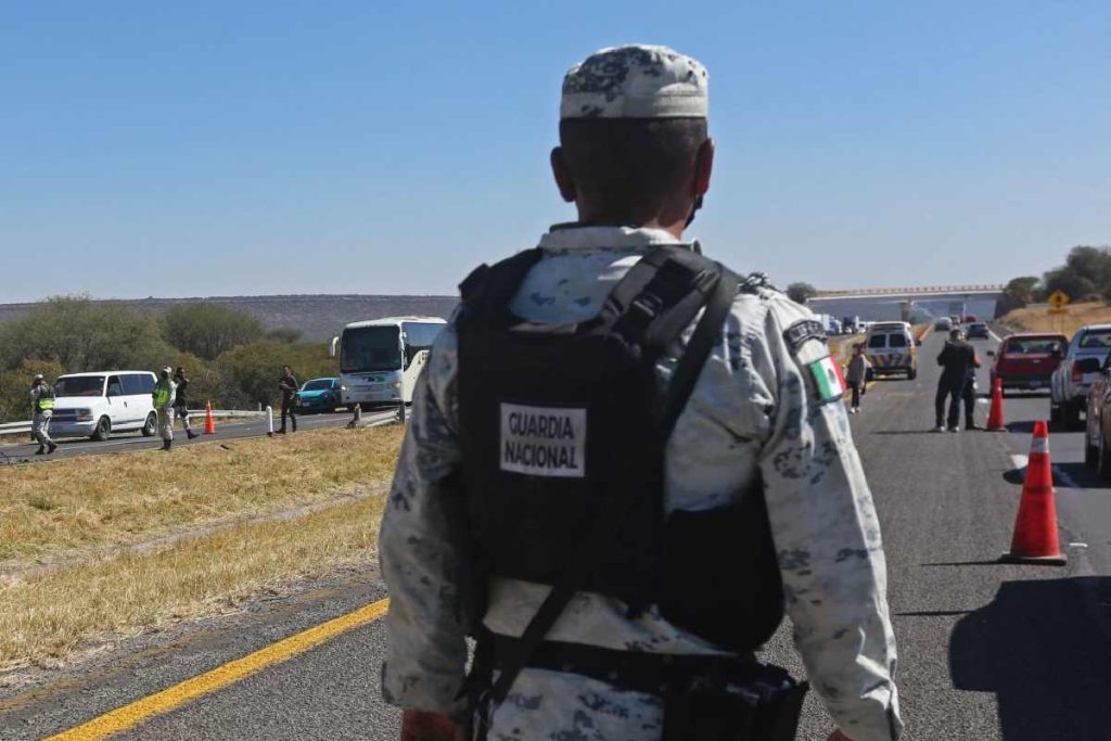Abandonan los cuerpos de cinco personas en autopista de Ojuelos, Jalisco