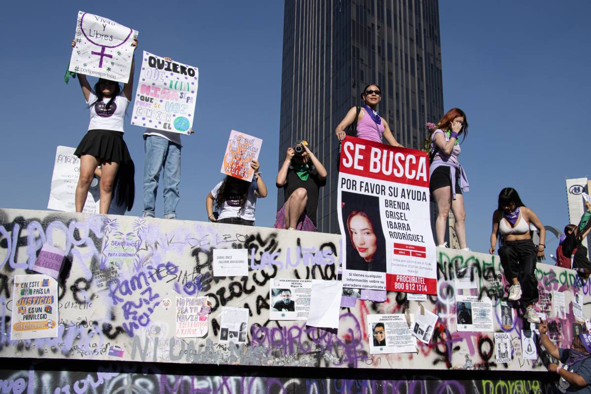 Cientos de miles colman el centro de CDMX en histórica marcha del 8M ...