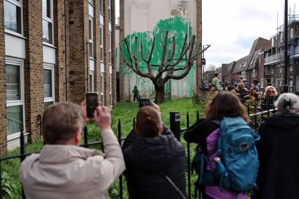 Banksy reaparece y “revive” con arte un árbol de cerezo mutilado