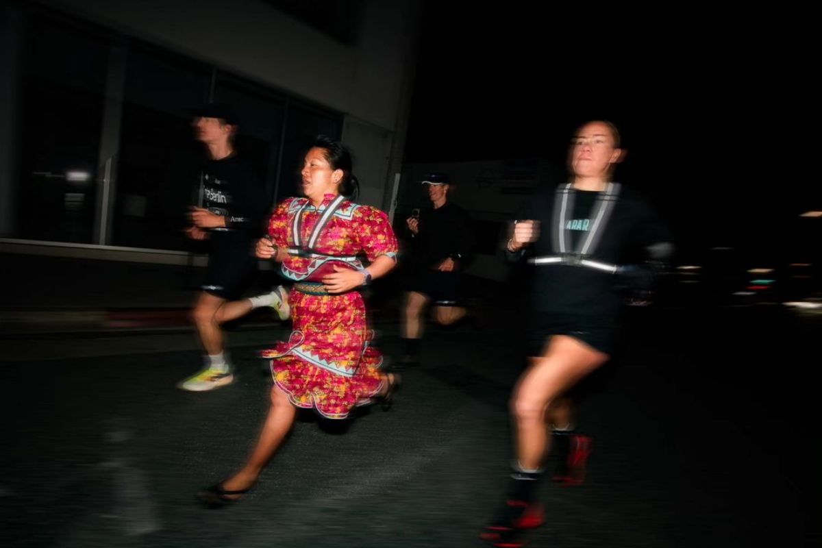 ¡Corredoras rarámuri conquistan relevos de 550 kilómetros!