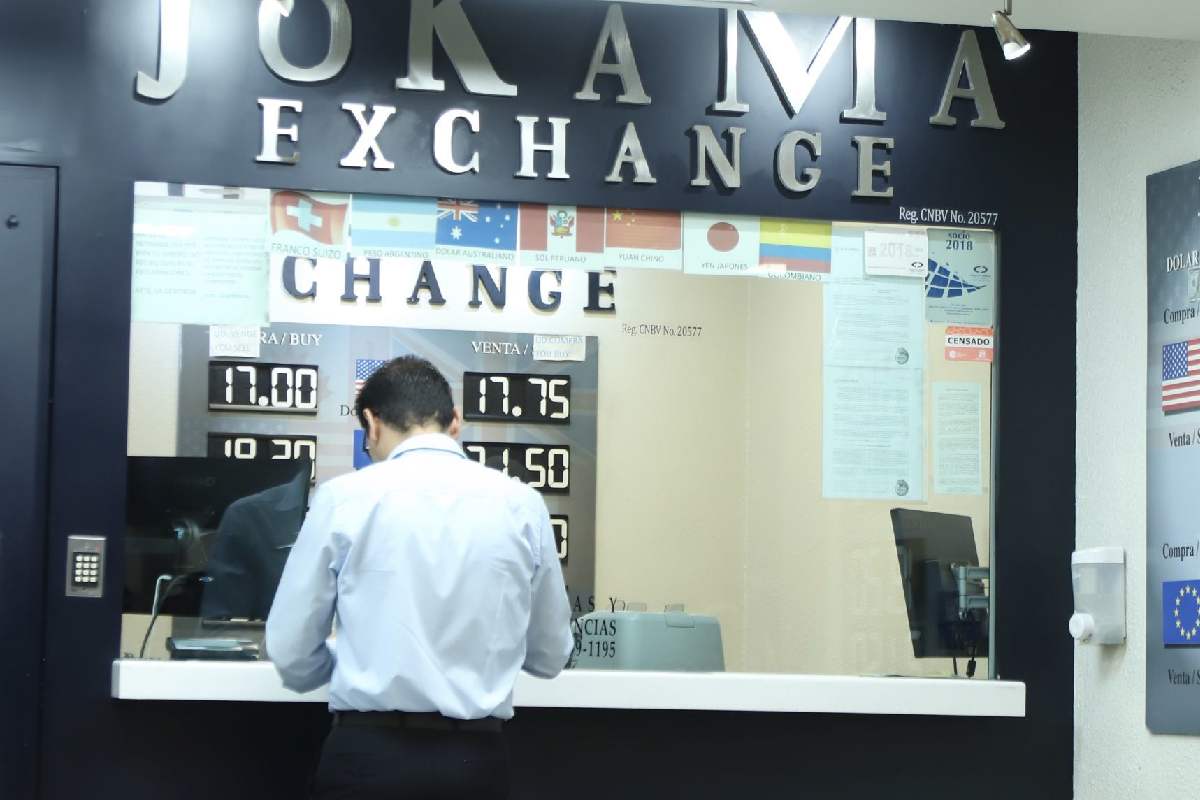 La moneda mexicana se debilita; el dólar roza los 19 pesos