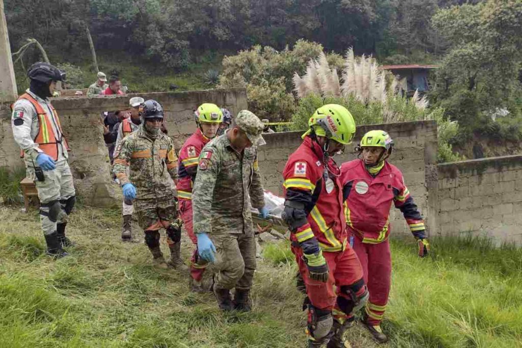 Suman nueve muertos tras deslave de cerro en Jilotzingo, Edomex; concluyen labores de rescate