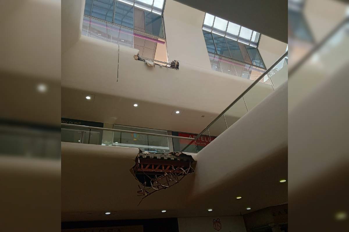 Auto cae desde el tercer piso en la Plaza Lilas en CDMX; hay una ...