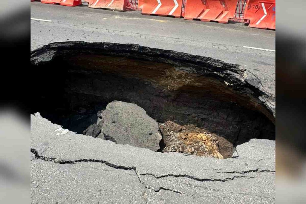 Socavón de Calzada Ignacio Zaragoza que atrapó a una pipa deja 3 carriles sin funcionar; hay que ...