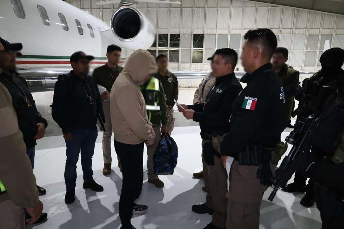 Hernán Bermúdez llega al Aeropuerto de Toluca tras 23 horas de viaje; será trasladado a penal de ...