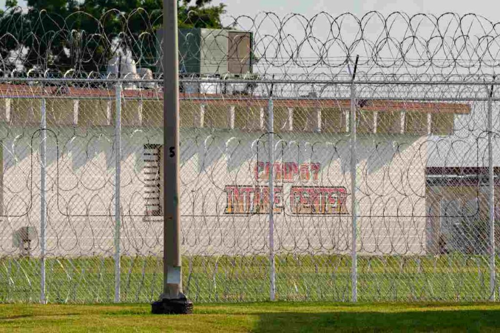 Redada migratoria en Georgia: ICE detiene a 475 personas en planta ...