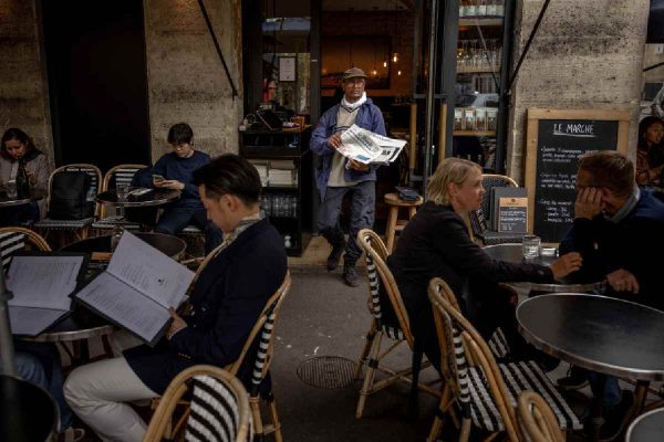 Ali Akbar, el último vendedor de periódicos ambulante de París